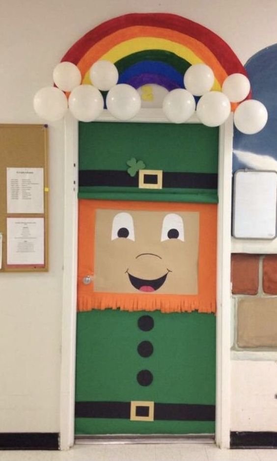 DIY March Door And Bulletin Board Decor For St. Patrick's Day - RecipeMagik